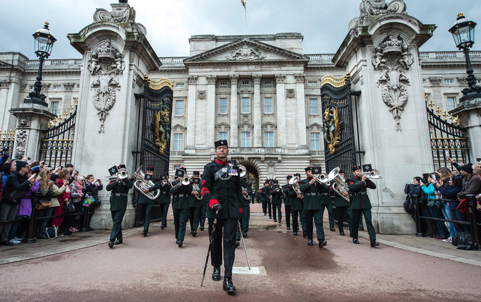 Royal Gurkha Rifles changing the guard at Buckingham Palace, London ...