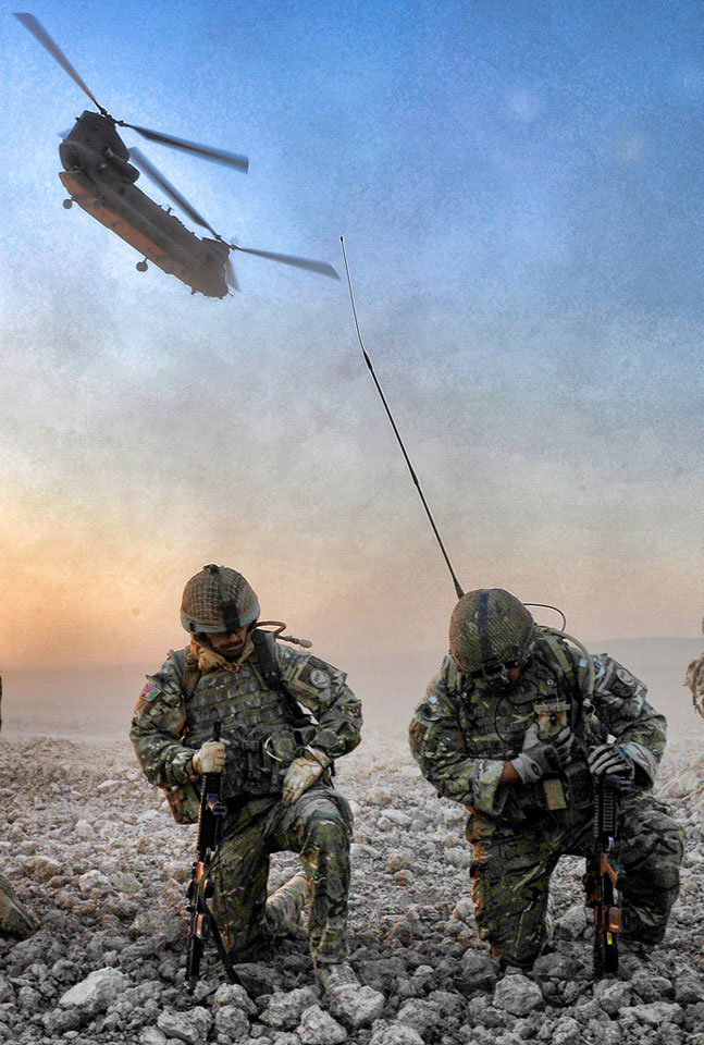 British soldiers disembarking from a Chinook helicopter, Operation ...