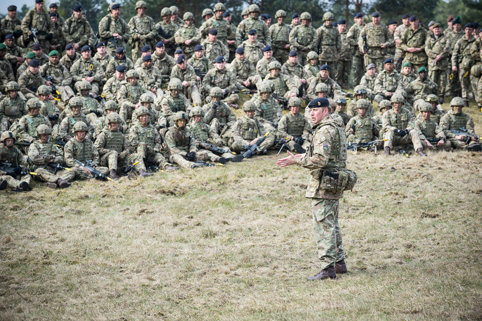 Brigadier Mike Elviss briefs soldiers from 20th Armoured Infantry ...