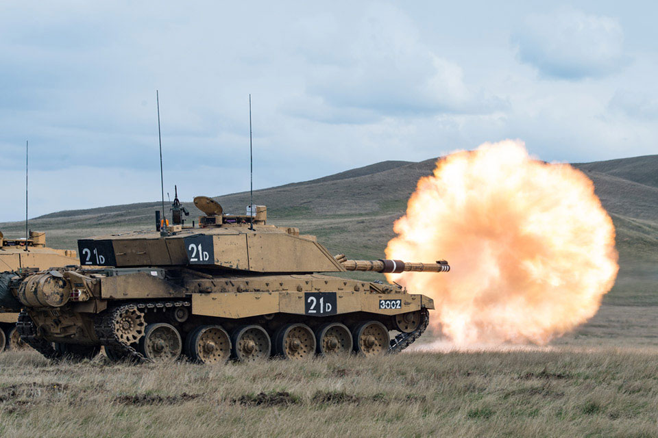 Challenger 2 tank live firing, Suffield, Canada, 2017 | Online ...