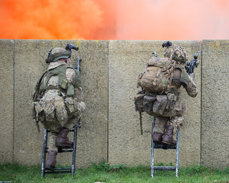2nd Battalion The Royal Anglian Regiment storming a compound at the ...