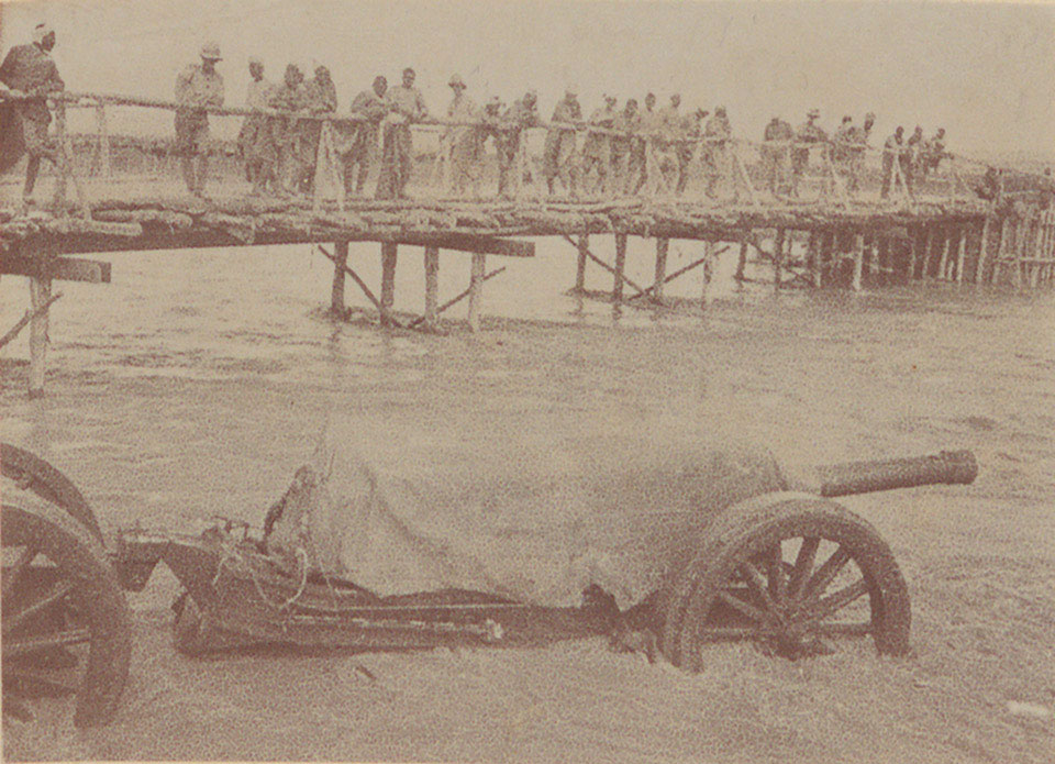A 60 pounder gun fording the Diyala River, at Mirjana, Mesopotamia ...